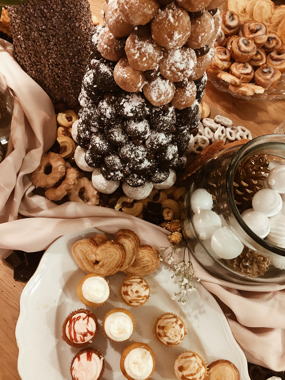 The Grazing Table Guide – A Winter Wonderland Themed Holiday Tablescape ...